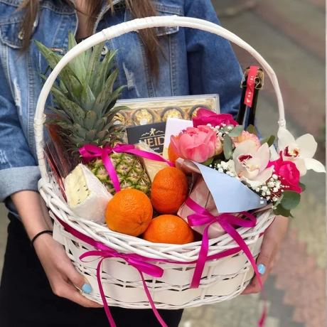 Buy a gift basket with flowers and products with delivery Chisinau, Moldova