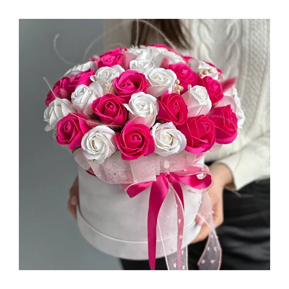 Cutie cu Flori din Sapun "Trandafiri Albi si Roz"